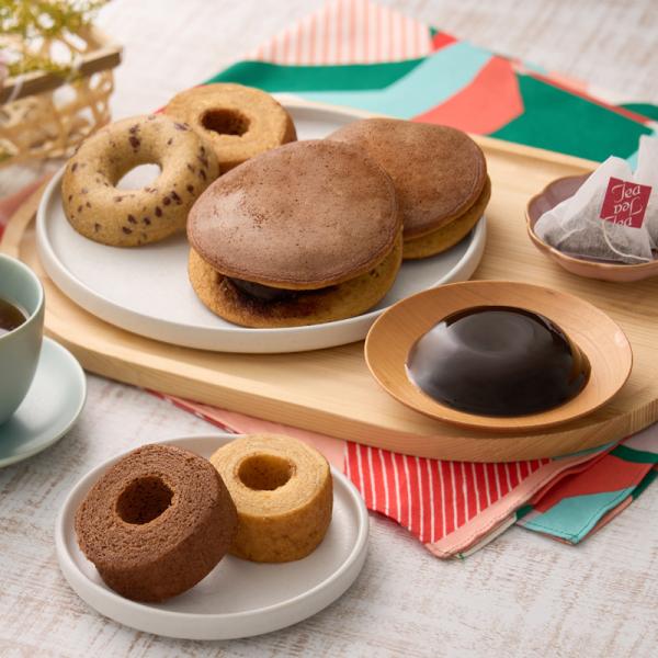 北海道産小豆を使用した餡をふっくらとした生地で包み込んだどら焼きや、もっちりつるんとしたわらび餅に、優しい甘さの小豆の焼きドーナツと層を重ねる３種類のバームを手作りの竹籠で包みました。セットで入っている有機焙じ茶と一緒にホッとひと息する時間...