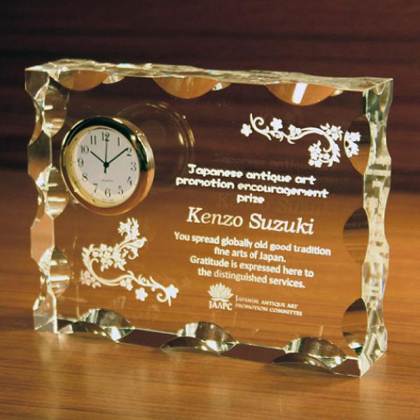 　ガラスの内部にレーザー彫刻を施しオリジナルの記念品を制作いたします。オリジナルのメッセージはもちろんですが、企業のロゴ・お写真なども一緒に刻印できます。特殊なインサイドレーザー加工機で、ガラスの内部に浮かぶような刻印を施します。時計ムーブ...