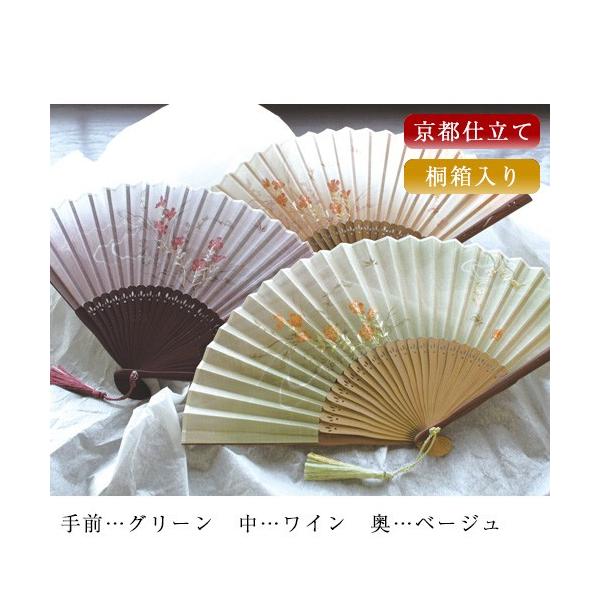扇面には光沢のある綿麻の生地を使用し、和色のグラデーションで日本の野を表現。また楚々とした出で立ちの撫子は刺繍でデザインしています。伝統的な配色でまとめた古典美で、ホッと落ち着ちく、そんな一本に仕上がっています。その他携帯・収納に便利なお洒...