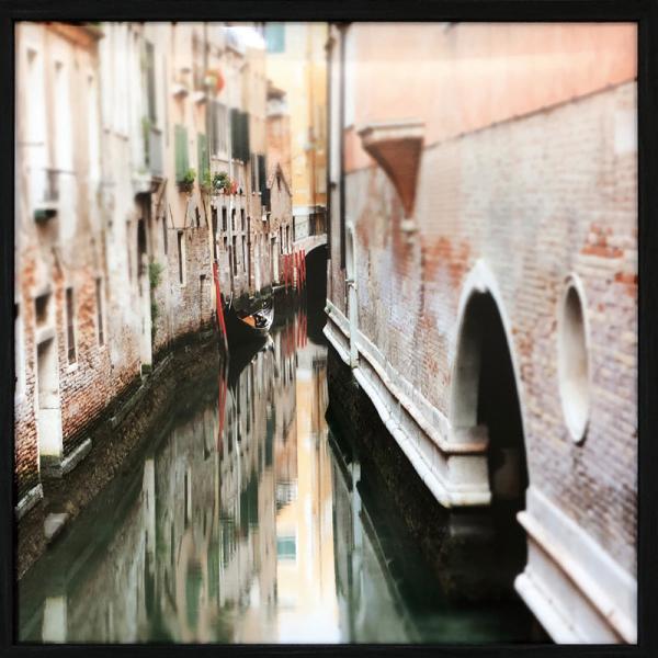 部屋に飾りやすい500x500mmシリーズを￥10,000-の均一プライスで揃えました。フレームには木目調の黒を使い、引き締まったかっこいいインテリアにつかえます。　誕生日プレゼント 結婚祝い 出産祝い 内祝い 退職祝い 長寿祝い 入学祝い...