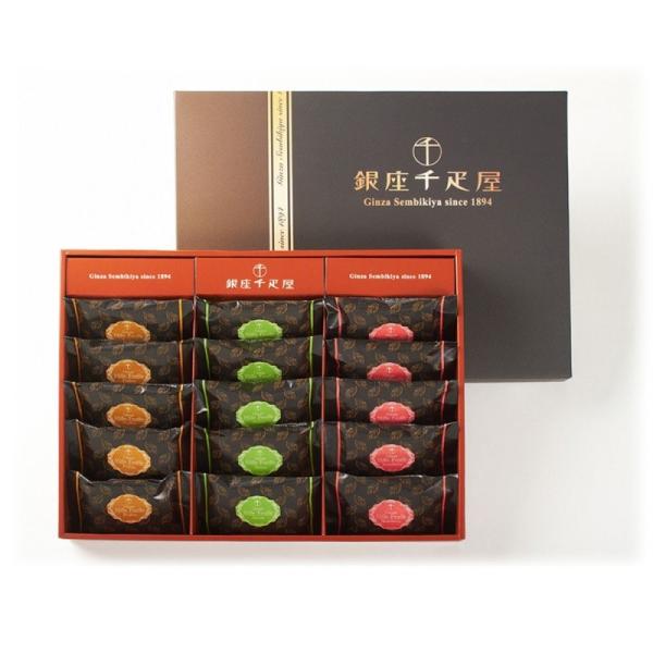 　薄く香ばしく焼き上げた折り込みパイと、さっくり焼き上げたメレンゲに、プラリネ・メロン・ストロベリーの風味豊かなクリームをサンドしました。　素材にこだわり、手間ひまを惜しまず、丁寧に作りあげたパティスリー銀座千疋屋自慢の逸品です。大切な人へ...