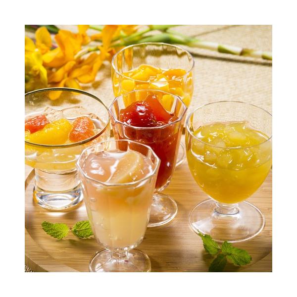 果肉入りのゼリーと、彩りが美しい２層のゼリーの詰合せギフト。素材にこだわり、手間ひまを惜しまず、丁寧に作りあげたパティスリー銀座千疋屋自慢の逸品です。大切な人への特別なプレゼントや日頃の感謝を込めた贈り物に。是非銀座千疋屋のスイーツギフトを...