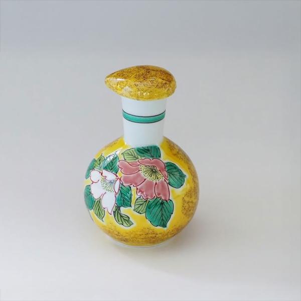 吉田屋山茶花に蝶々　醤油差しサイズ　Ф6.7ｃｍ　高さ11cm　　容量130ｍｌ　箱　有食卓を伝統的な九谷焼の色彩で演出してみてくださいウラ漏れしにくい形状を採用しており使い勝手もいいですよ