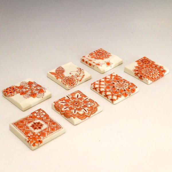 シンプルな四角の箸置きに九谷焼作家・大岩千珠氏デザインの繊細な赤絵の模様が華やかな一品。７種類の中から１つだけお気に入りを見つけてください。本品は使いやすい箸置きに、九谷結窯に大岩氏の書き下ろしのデザインを施した商品です。九谷焼作家・大岩千...