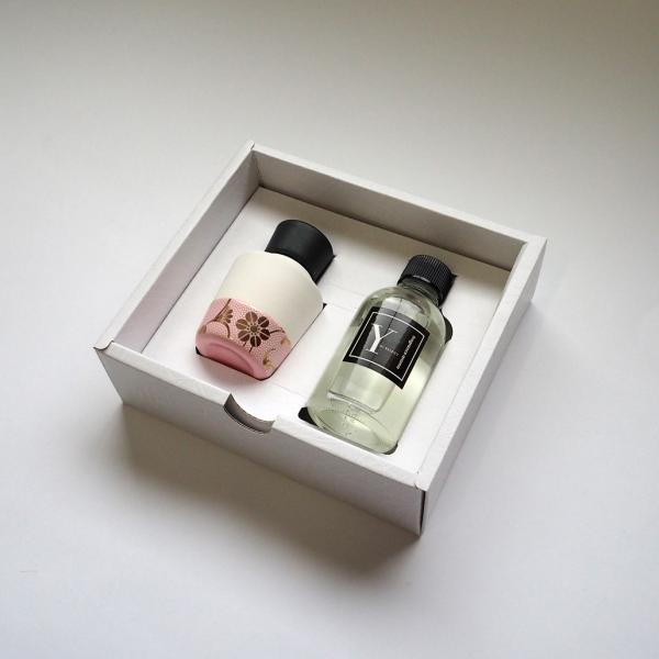 自然な香りを楽しむことができ、しかも火や電気を使わないので安全。陶磁器なのでゴシゴシ洗えて、気分で香りを変えることも可能。毎日の暮らしの中で呼吸するように自然に心地よく使える新素材の九谷焼商品です。【サイズ】径：45mm、高さ：約75mm、...