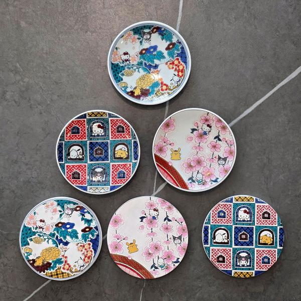 Qpor呼吸する九谷焼のコースターとサンリオキャラクターのコラボ商品です吸水性・速乾性・放散性・洗浄可能な優れもの！九谷焼技術センターと共同で開発した素材で作ったコースターです。目に見えない無数の穴が水分を瞬間的に吸い取り、すぐに水蒸気とし...