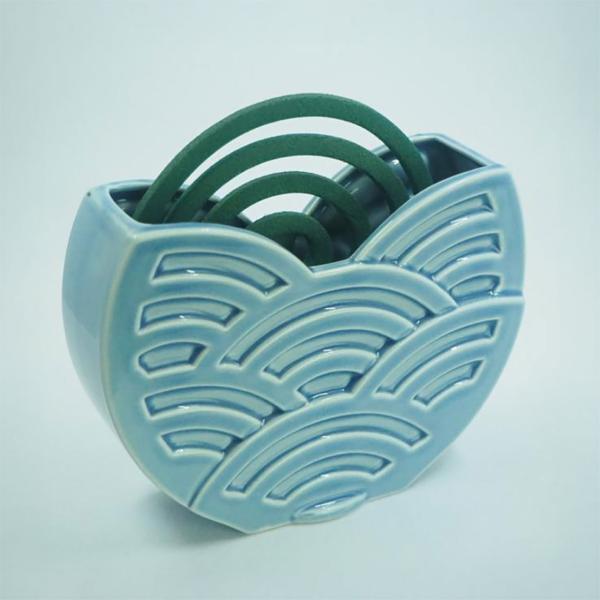 九谷焼 青海波蚊遣り　色釉薬（紫・緑）足付き幅140mm高さ107mm奥行36mm重さ約240ｇ日用品・コレクションこちらは従来品の雰囲気をそのままに、転倒防止用の足をつけた改良品です。画像２枚目、３枚目の品イメージ画像は締め焼きの旧品を使...