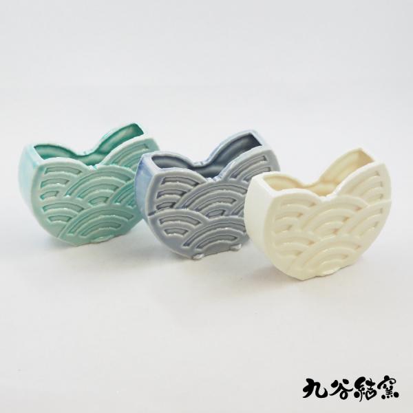 渦巻き型のお香を楽しむのにぴったりです。セットしたお香の渦が青海波文様の一部になる遊び心のあるデザインとなっています。側面の立体模様、青海波は未来永劫へと続く幸せへの願いと、人々の平安な暮らしへの願いが込められています。和室、洋室どちらにも...