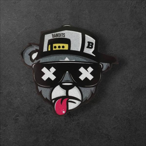 ストリート感満載のクールなクマが主役！キャップ×サングラス×舌出しポーズがインパクト抜群の「BANDITS」ロゴステッカーです。シンプルながら存在感のあるデザインは、スケートボードやヘルメット、スマホケース、PC、バイクなど、どんなアイテム...