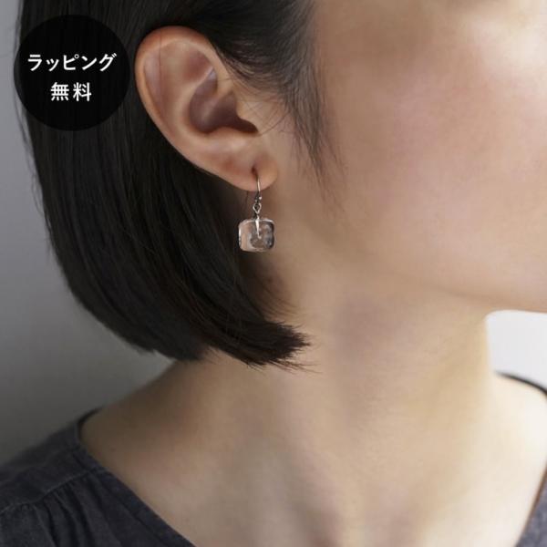 耳元で煌めく氷のピアスは、涼しげに夏を演出します。日本で唯一工場を持つ耐熱ガラスメーカー「HARIO」。職人たちがひとつひとつ丁寧に制作したアクセサリーは、軽くてつけ心地も良いので、ガラスのアクセサリーが初めての方にもおすすめです。オンオフ...