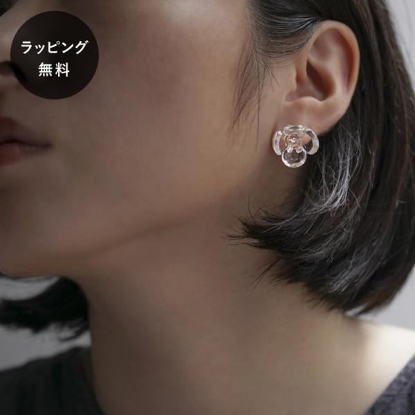 ガラスの椿は、あでやかで凛とした印象に。また、冬に咲く寒椿は、和の装いにも花を添えます。日本で唯一工場を持つ耐熱ガラスメーカー「HARIO」。職人たちがひとつひとつ丁寧に制作したアクセサリーは、軽くてつけ心地も良いので、ガラスのアクセサリー...