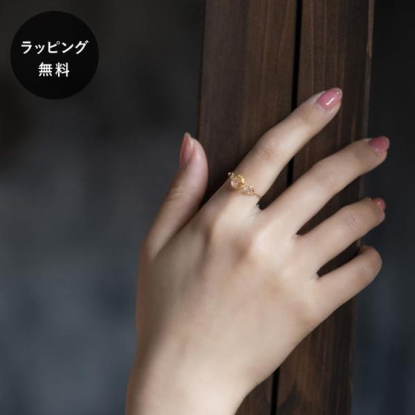 白く輝くガラスに金箔の縁取りを施しました。華やかさをまとったガラスが女性らしい手元を演出します。※ボールの部分をスライドし、チェーンの長さを調整できます。金箔を施したガラスのアクセサリーHaku series。金箔は、金沢にて職人がひとつひ...