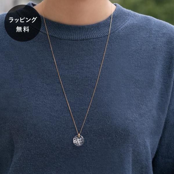 光を集めたようなガラス。表と裏に異なる模様をつけることで、さらに光輝くようなデザインになっています。日本で唯一工場を持つ耐熱ガラスメーカー「HARIO」。職人たちがひとつひとつ丁寧に制作したアクセサリーは、軽くてつけ心地も良いので、ガラスの...