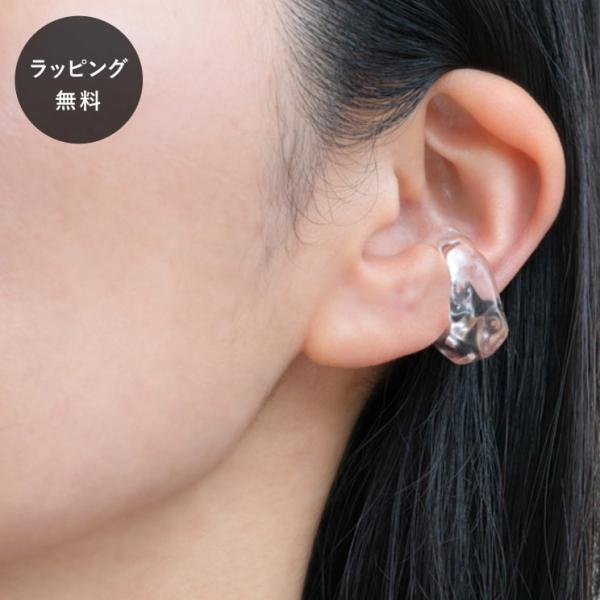 氷を削り多面体にしたようなデザイン。夏の日差しが多面体に反射してクールに輝き、耳元を演出します。＊こちらは片耳用（1パーツ）の商品です。●イヤーカフの着脱方法1、着けるときは耳の上部の厚みがない部分にイヤーカフを差し込みます。2、イヤーカフ...