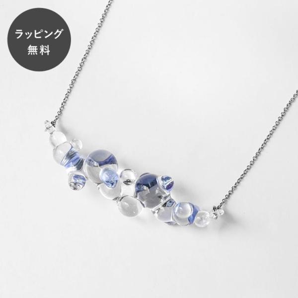 木の葉の隙間からこぼれる光、葉もれびをスケッチしました。光のしずくがチェーンの先で揺れるデザイン。画家・城戸真亜子のデザインをもとに耐熱ガラスメーカーHARIOのガラス職人がひとつひとつ手作りでつくったガラスのアクセサリー。＊ガラスの色味に...