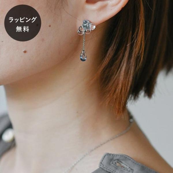 木の葉の隙間からこぼれる光、葉もれびをスケッチしました。光のしずくがチェーンの先で揺れるデザイン。画家・城戸真亜子のデザインをもとに耐熱ガラスメーカーHARIOのガラス職人がひとつひとつ手作りでつくったガラスのアクセサリー。＊ガラスの色味に...