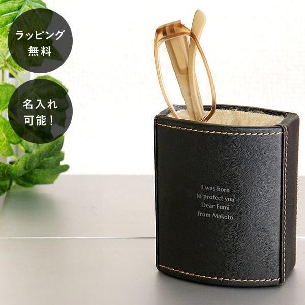 フワフワのボアが優しく眼鏡を守ってくれるメガネスタンドです。テーブルの上やパソコンの横、枕元などにメガネの指定席を作ってあげると探し回ることもありません。正面中央の約 25 x 25 mm 内にご希望のメッセージが入ります。※ 価格には基本...