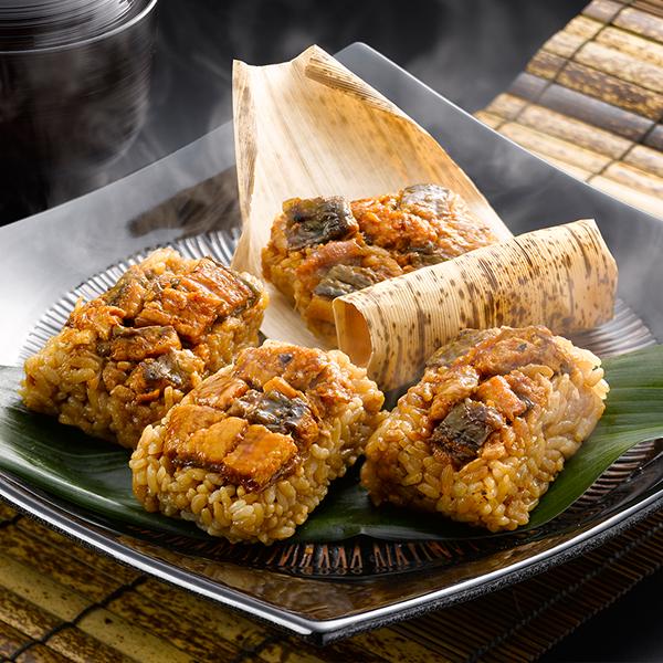 ■ふっくらと炊き上げたご飯に、国内産の刻みうなぎを贅沢に盛り付けたおこわ風うなぎ飯です。一愼特製の蒲焼のタレがうなぎの旨味を引き立て、香り豊かな実山椒がアクセントになっています。竹皮に包まれた状態で冷凍されており、電子レンジで温めるだけで本...