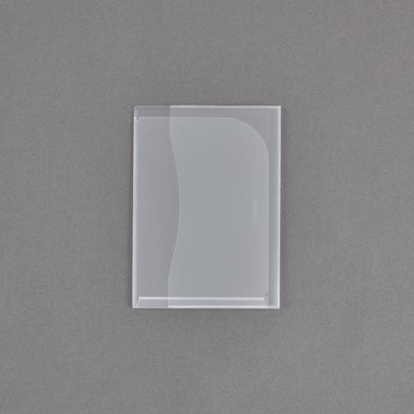 isshoni.カスタムパーツ 3ポケットファイル B6 サイズノートや手帳と一緒に使うことで機能を追加し、快適に使えるアイテムB5サイズの書類を見開きで収納できる製品仕様サイズ　184×133mm【閉じた状態】素材　　PPJAN　　490...