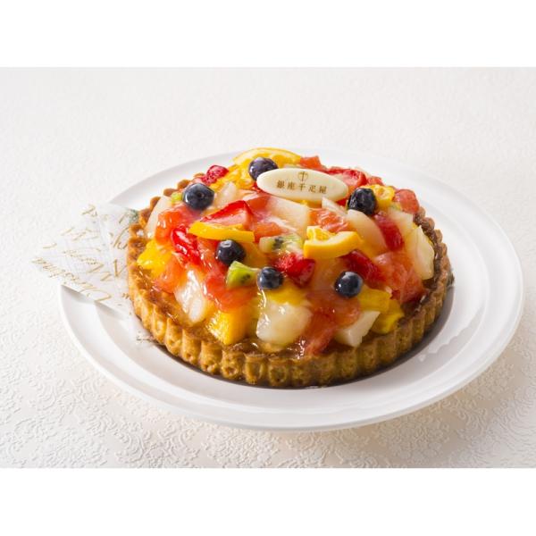 サクッとしたタルト生地と、アーモンドプードルで焼き上げた生地に、カスタード風味クリームと、色とりどりのフルーツをトッピングした、銀座千疋屋オリジナルのフルーツタルトです。商品名/銀座千疋屋 銀座タルト(フルーツ) 内容/銀座タルト(フルーツ...