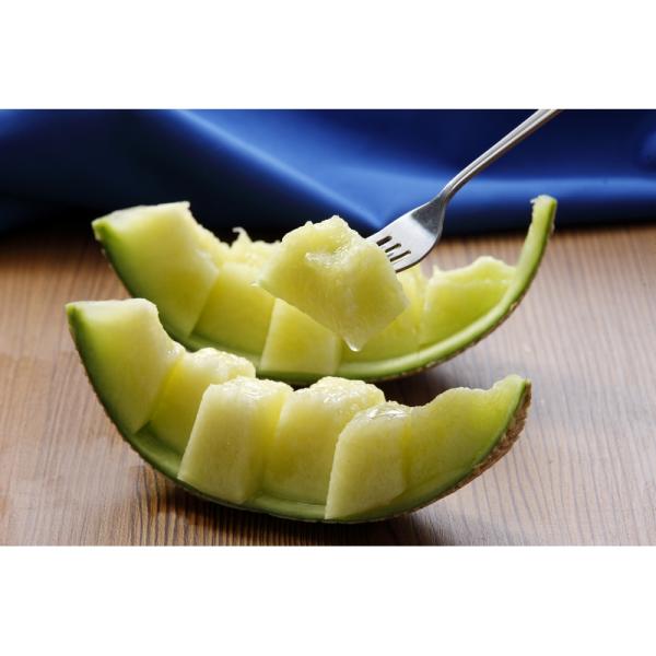 スクのような高貴な香りから名づけられたマスクメロン。緻密な果肉から溢れる果汁は、濃厚な甘味が口いっぱいに広がります。気品高い芳醇な香りをお楽しみ下さい。商品名/静岡産マスクメロン(1玉) 内容/静岡産マスクメロン 約1.3kg×1玉箱サイズ...