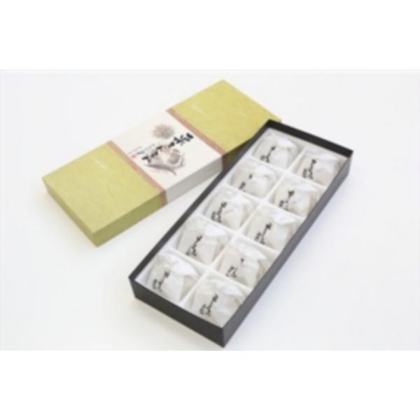 栗と砂糖のみという極めてシンプルな材料で作る、素朴で自然のままの味わいの栗きんとん。岐阜県中津川という恵まれた自然の中で育まれ、江戸時代より愛され受け継がれてきた伝統の和菓子です。商品名/新杵堂 栗きんとん10個 内容/栗きんとん×10箱サ...