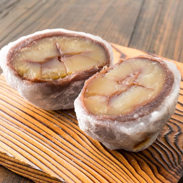 大粒な栗を職人が選別しその旨みが凝縮されている渋皮部分をまるごとじっくり煮込んで仕上げました。なめらかな漉餡と大粒の渋皮栗まるごと一粒を羽二重餅で包みました。商品名/新杵堂 まるごと渋皮栗大福8個入 内容/まるごと渋皮栗大福x8個箱サイズ/...