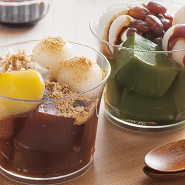 黒糖と抹茶2種類のわらび餅に白玉・ホイップクリームなどをトッピングしたひんやり和スイーツ。仕上げに、黒糖わらびにはきな粉を、抹茶わらびには黒蜜をかけてお召し上がりください。商品名/祇園又吉 京わらびぱふぇ 内容/黒糖わらびぱふぇ(111g)...