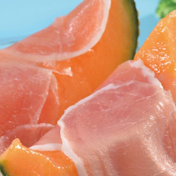 北海道の夏を彩る「北海道赤肉メロン」。溢れる果汁と上品な甘さ、芳醇な香りが口いっぱいに広がります。生ハムをのせて生ハムメロンにすればメロンの甘さと生ハムの塩味が調和し、贅沢な味わいをお楽しみ頂けます。　　　　　　　　　　　　　　　　　　　　...