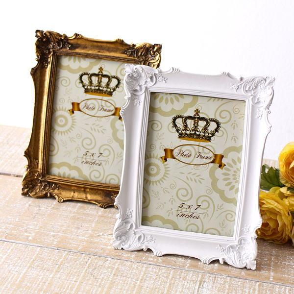 重厚でデコラティブな装飾が目を引くフォトフレームはまるでヨーロッパの美術館にある額縁のようなクラシックで華やかな佇まいが魅力です写真立てとしてはもちろんポストカードやアートを飾れば壁面やデスク周りの美しいアクセントに…結婚式のウェルカムスペ...