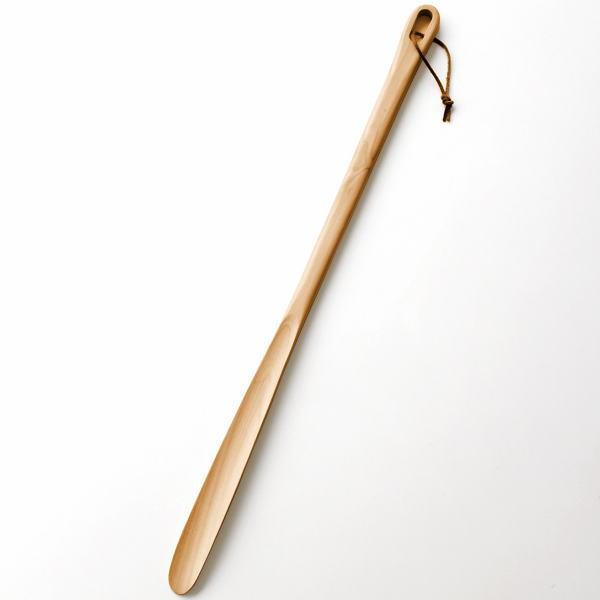 ナチュラルな色合いの白木材の靴べらは日本デザインでミャンマーの職人による手作りの工芸品です滑らかな手触りと持ち手を膨らませた握りやすい形の天然木を削りだして作った靴べらは木目や色味は様々でオンリーワンの愛着が持てそうなシンプルデザイン腰をか...