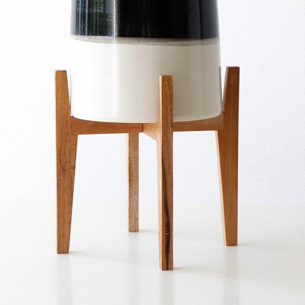 軽量で丈夫なマホガニーのアイテムは使い込むことで色味の変化などの経年変化が楽しめるのが魅力天然木のナチュラルな風合いは和洋問わずインテリアにしっくり馴染み温もりある空間を演出しますクロスタイプのシンプルなデザインはお気に入りの鉢のデザインを...