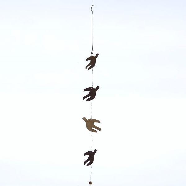 お部屋を彩る真鍮製のガーランドは4羽の鳥が羽ばたいている大人可愛いデザイン無塗装の真鍮の表面に鎚目(つちめ)模様をつけることで様々な方向から光を纏い、キラキラ煌めく上品なガーランドに仕上がっています風に、動く空気にゆらゆら揺られている様は眺...