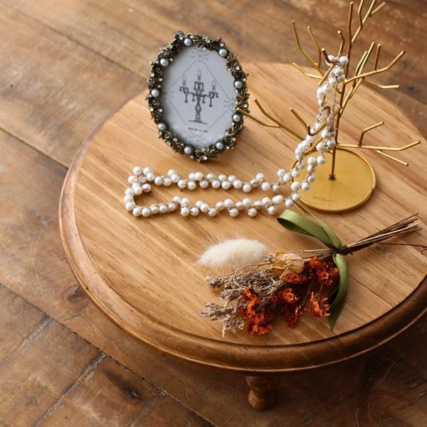 木目や節の表情を生かしたシンプルな風合いで丸みのある装飾的な曲線がカントリー調の雰囲気を醸し出す天然パイン材の小家具コンパクトなサイズ感はリビング・玄関・寝室など気軽に設置できパイン材特有のやわらかさと温もりがやさしい空間を演出お気に入りの...