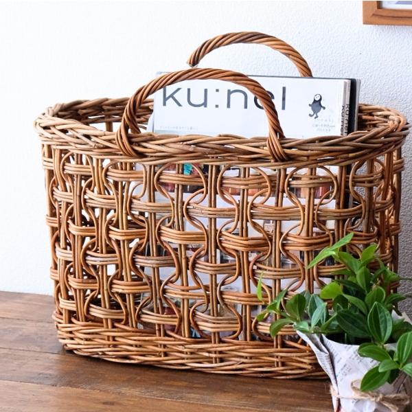 ヨーロッパの蚤の市でみつけたような、皮付きラタンのバスケットはラタンのしなやかさと強度を活かしたループ編みのオシャレなデザイン天然素材のバスケットは使い込むほど色艶が増し綺麗な飴色の変化や経年劣化もアラログの醍醐味です新聞や雑誌をまとめて収...