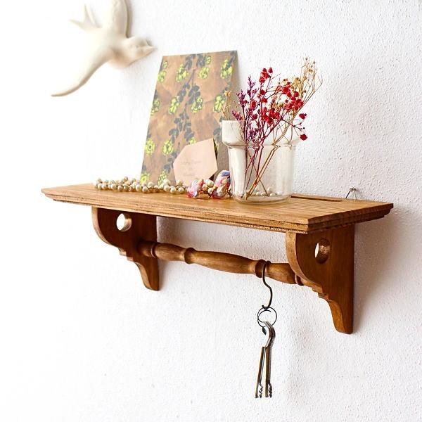 木目や節の表情を生かしたシンプルな風合いで丸みのある装飾的な曲線がカントリー調の雰囲気を醸し出す天然パイン材の小家具コンパクトなサイズ感はリビング・玄関・寝室など気軽に設置できパイン材特有のやわらかさと温もりがやさしい空間を演出天板に溝があ...