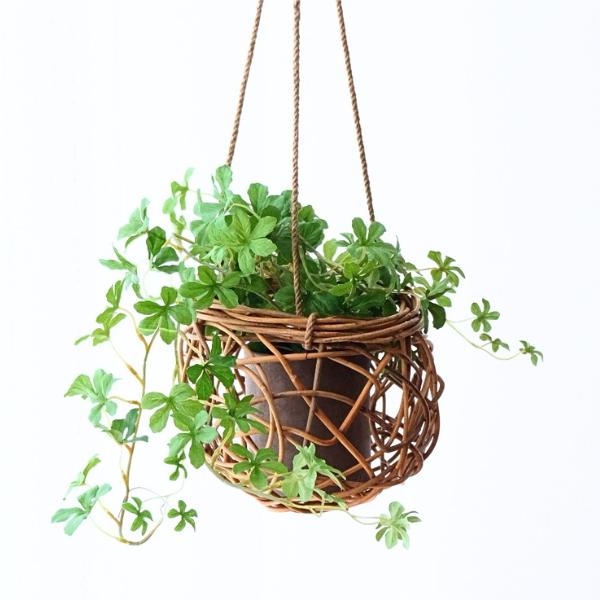 ヨーロッパの蚤の市でみつけたような皮付きラタンのバスケットはラタンのしなやかさと強度を活かしたデザイン天然素材のバスケットは使い込むほど色艶が増し綺麗な飴色の変化や経年劣化もアラログの醍醐味ですランダムに編み込んだ鳥の巣のように丸く仕上げの...