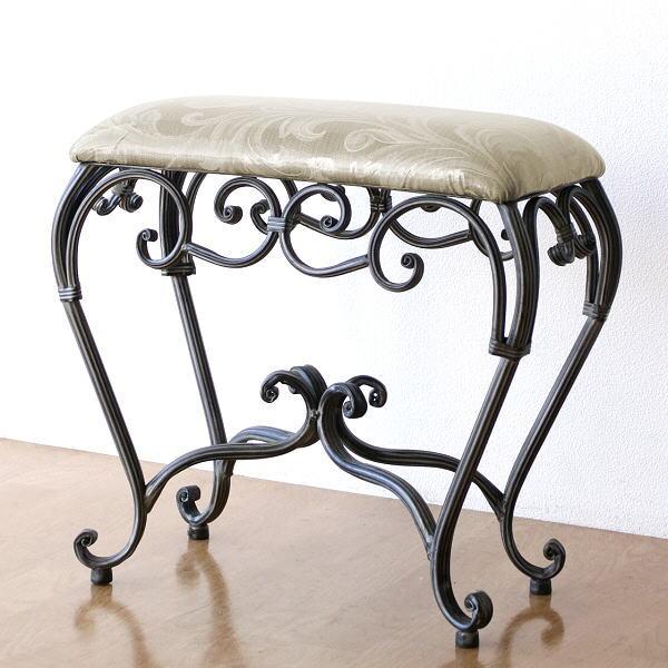 アイアンの滑らかな曲線が印象的な猫脚のアイアンスツールです高級感があり、どのお部屋にもマッチする落ち着いた装いはスリムなタイプで、奥行きが短く狭い場所でも邪魔になりません幅が50センチのコンパクトなサイズで重さも約3.4kgと軽く、簡単に持...