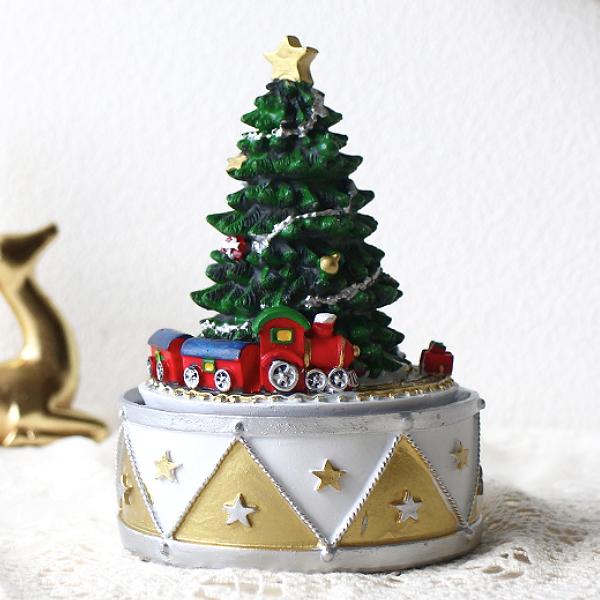 クリスマスツリーの周りを小さな列車が走る風景のアンティーク調手回しオルゴール星をあしらったドラムのような土台にボールやモールが飾られたツリー、線路のまわりに置かれたプレゼントなど見ているだけでワクワクする可愛いデザインツリー本体を手で廻すと...
