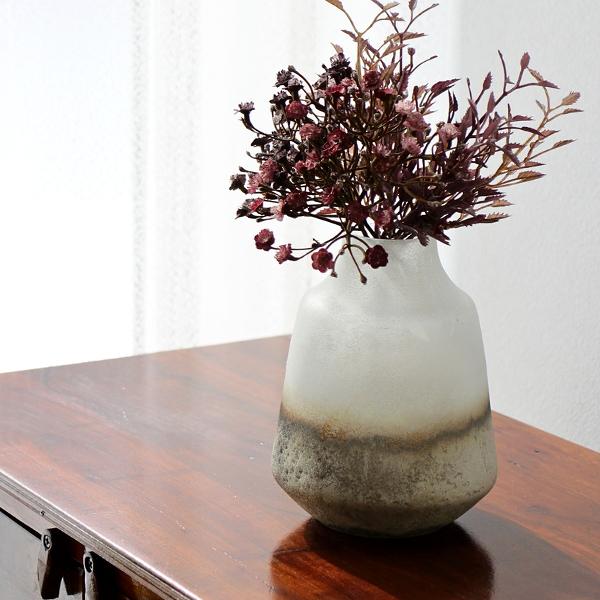 半透明のガラスにまるで貝のような色合いのガラスを重ねインパクトのあるシックなカラーのガラスベースざらざらとした質感とどっしりしたフォルムは美術品のようなイメージでそのまま飾っても絵になるベースです一輪挿しでアートのように飾ったりフェイクやド...