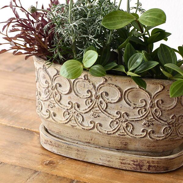 素焼き風の素朴な質感に浮彫のレリーフ模様をあしらったオーバル型のセメント製プランターレリーフ模様のプランターはアンティークペイントを施したクラシカルで優しい雰囲気ですグリーンや季節のお花を寄せ植えするとアンティークな風合いによく映えお洒落で...