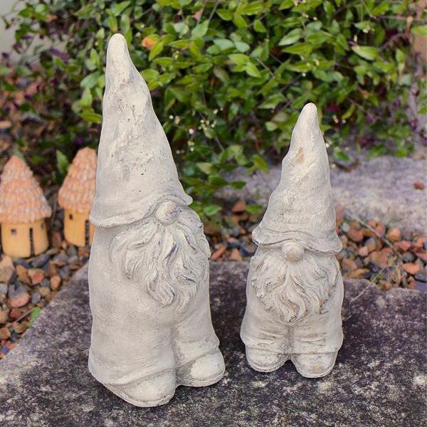 ソフトクリームみたいな形のハットを被りふわふわの長い髭をたくわえたセメント製のドワーフの置物大小2個セットグリム童話の白雪姫に出てくる”7人の小人”のような可愛い雰囲気が遊び心のあるお庭作りにお薦めで花壇や玄関などに置くとお客様の目を楽しま...