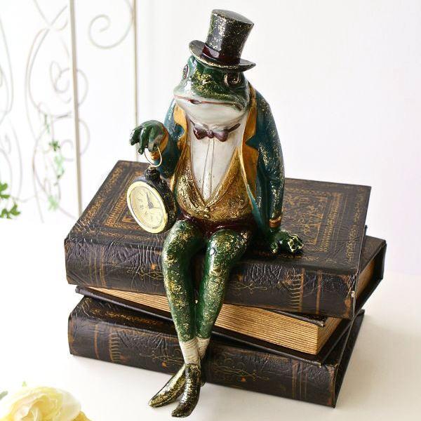 「無事のお帰りを…」深く腰掛けどっしり構え静かに時の流れを教えてくれる紳士なカエルのアンティーク調オブジェ高さが36.5cmと大きくずっしり重みのあるつくり艶と煌めきをまとったカエルは存在感もたっぷりショップのカウンターや玄関に置けば愛され...