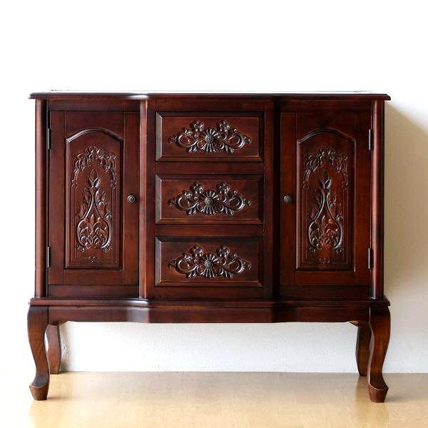 猫脚と美しい彫刻が印象的なサイドボードはクラシックで上品な雰囲気ただようアンティーク調デザイン一緒に置いたり飾ったりする小物もいっそう上品な印象を与えます中央に引き出しが３つ、両扉内は取り外し可能な仕切り棚がついていてたっぷり収納することが...