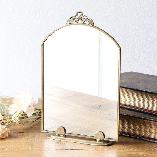 鈍い輝きが魅力の真鍮レトロな風合いはそこにあるだけでおしゃれ空間になりそう。シンプルなデザインでスタンドにセットする、はめ込みタイプのミラー真鍮のトップのモチーフとアーチ型のミラーは個性を光らせてくれる存在になっていますスタンド型で自重があ...