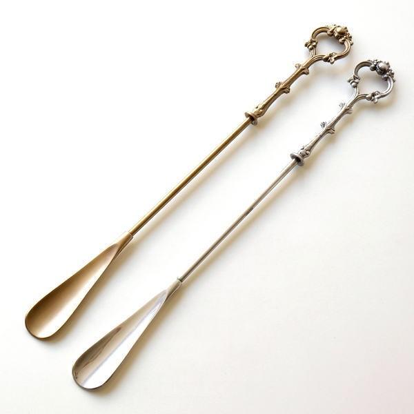 上品な輝きのアンティーク風の靴べら毎日の使用でも気分が上がりお客様にお勧めして自慢したくなるようなアイテム持ち手のエレガントなディティールとアンティークな色調が相まってラグジュアリーな靴べらです商品名 ： ブラスシューホーンC 2カラー商品...
