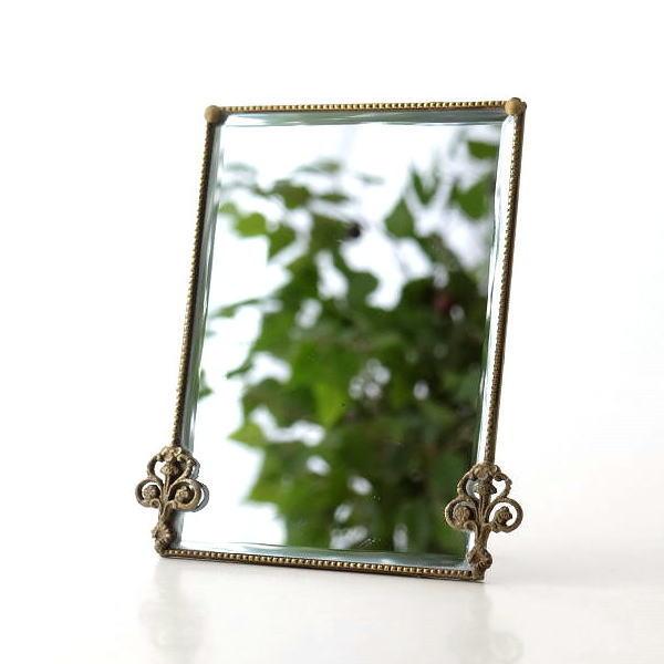 鈍い輝きが魅力の真鍮レトロな風合いはそこにあるだけでおしゃれ空間になりそう。真鍮のレトロ風のデザインとロココ調の装飾で個性が光るシンプルなスタンドミラー小物と一緒に飾ったりドレッサーや玄関に置いて毎日の身支度にも活躍しそうです商品名 ： 真...