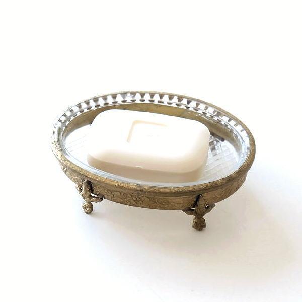 真鍮の脚付きフレームにカット模様が美しいガラスを合わせたアンティーク調のソープディッシュエレガントな佇まいのアイテムを加えるといつものサニタリーがホテルライクなインテリアに。アクセサリーなどの小物入れにもお勧めです真鍮の水濡れによるサビ等は...