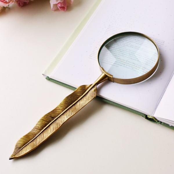 真鍮の重厚な質感が上品で高級感のある佇まいを放つフェザーモチーフのルーペはデザインの美しさはもちろんカーブした羽の形が指にすっと馴染み細かな筋がグリップの役割も兼ねた使い心地にもこだわったつくりアンティークな真鍮ルーペは引き出しにしまってお...