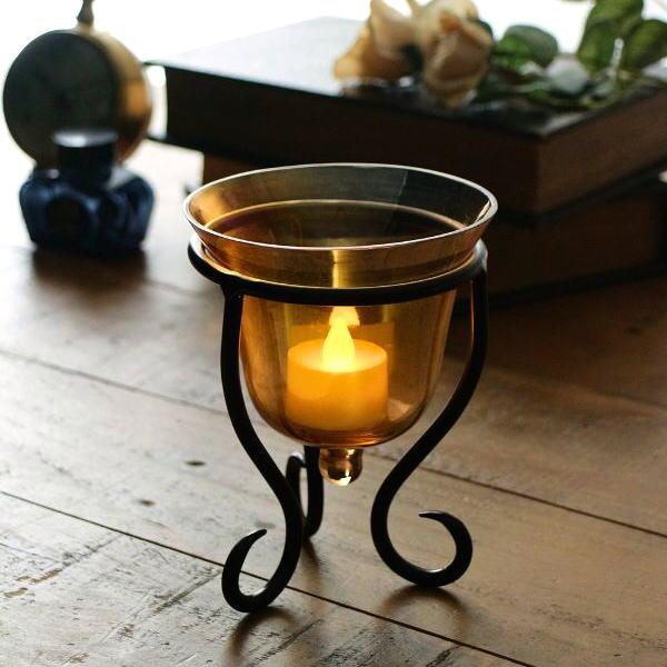 あたたかな色合いのガラスカップが素敵なアンティーク調のLEDキャンドル付きのキャンドルスタンドマットカラーの猫脚アイアンのスタンドに自然光でほんのりオーロラがかったように見えるグラデーションが優しい表情のガラスカップが美しく映えます灯りは小...